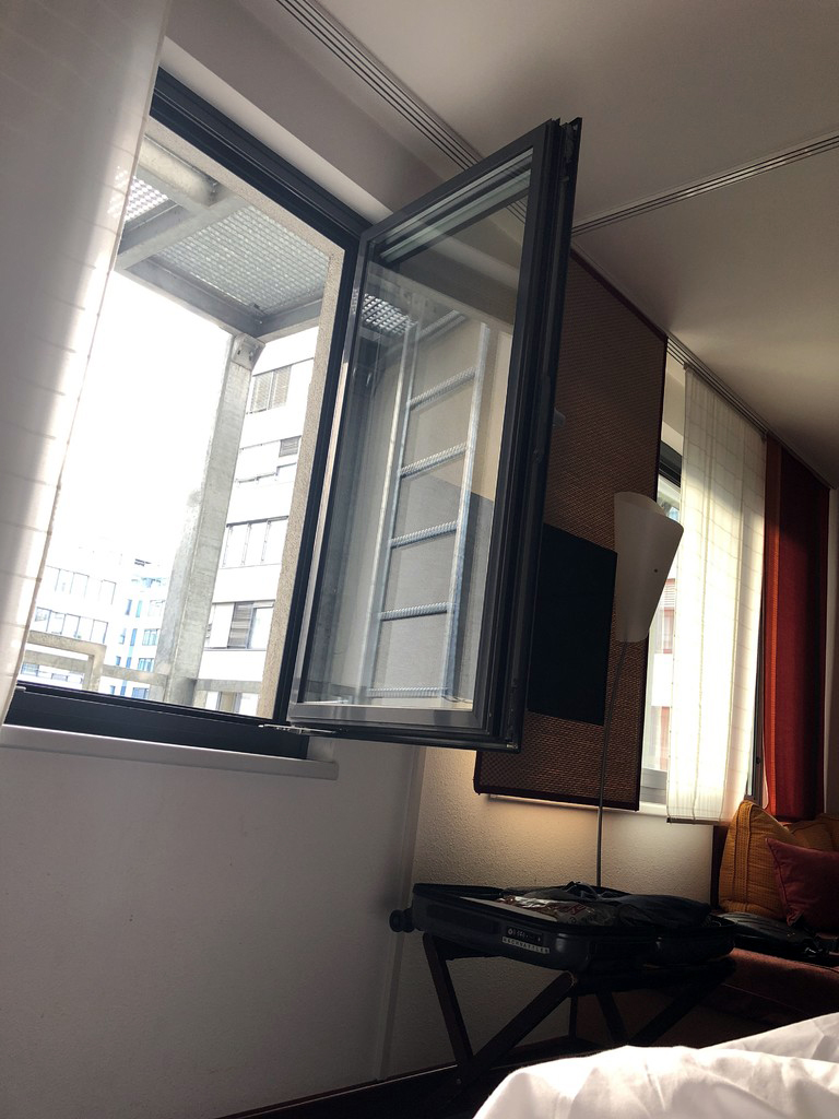 3D-Sound-Effect Hotel room tone, open window, constant metal ringing ...