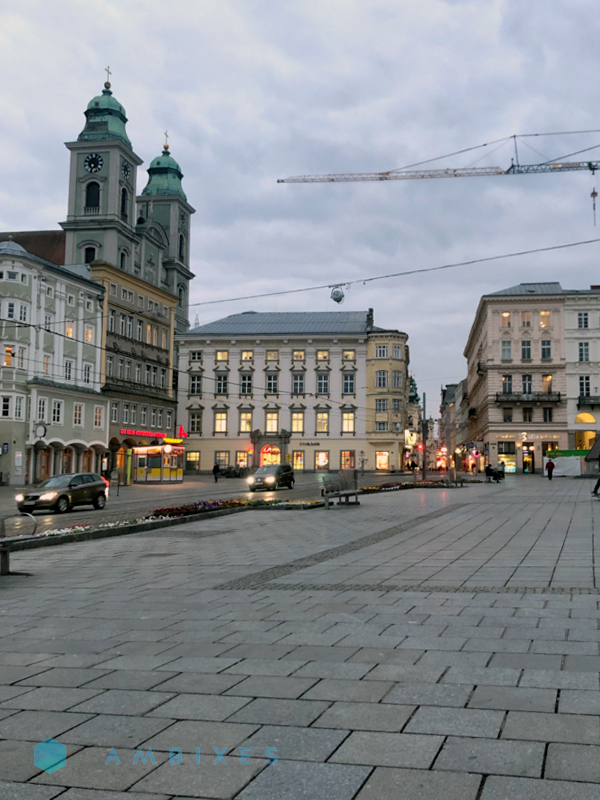 ambiXes Main square, Linz, tramway, small crowd, cars, scooters ...