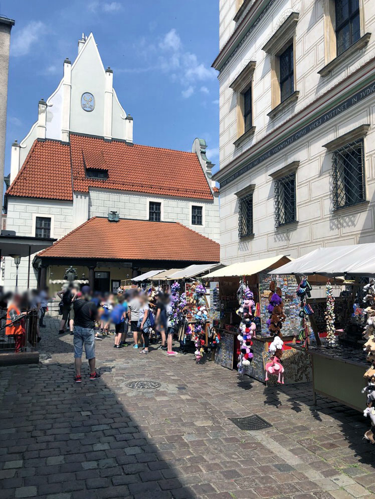 ambiXes Market, distant medium crowd, kids, bell ringing, clapping ...